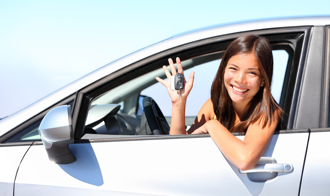 Simulador Crédito Automotriz vs Suscripción Connect Car